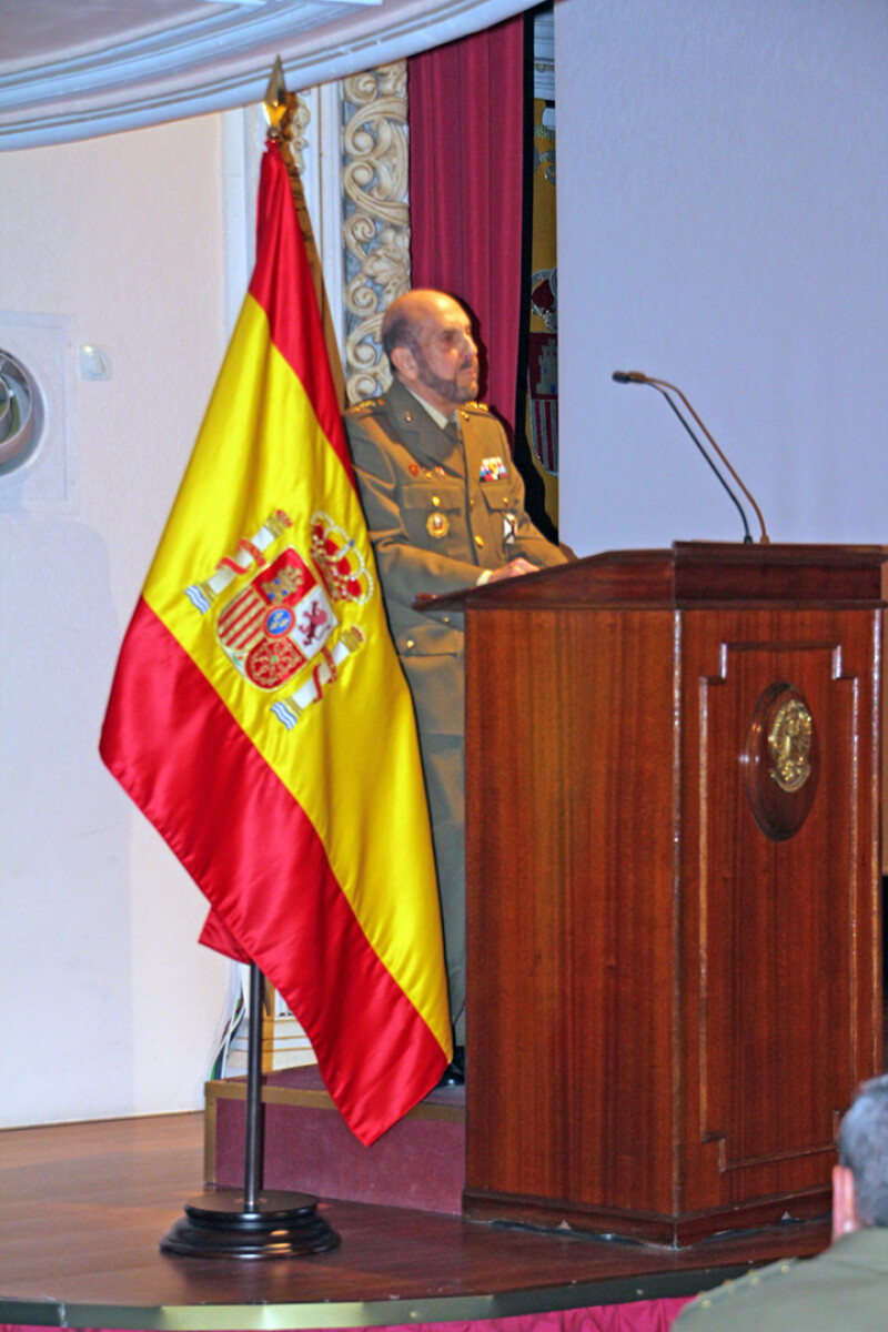María Fidalgo presento los libros de Artilleria del Coronel Guillermo ...
